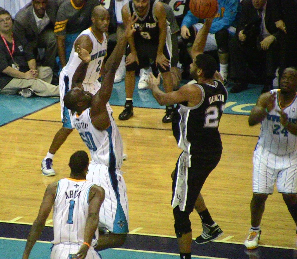 Late Running Hook by Tim Duncan Sinks Hornets – BourbonStreetShots.com